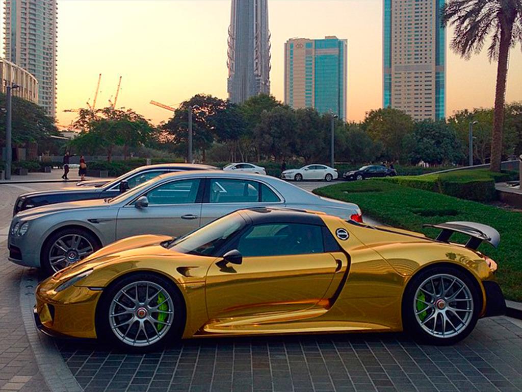 Porsche 918 Spyder color dorado - Autocosmos.com