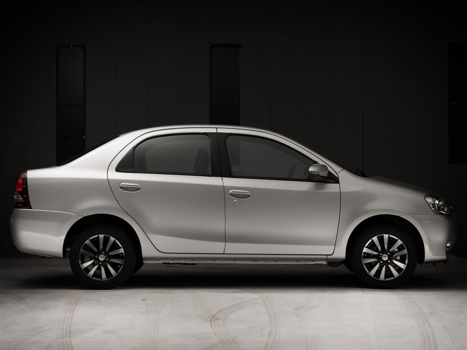Toyota Etios Platinum llega al mercado argentino - Autocosmos.com