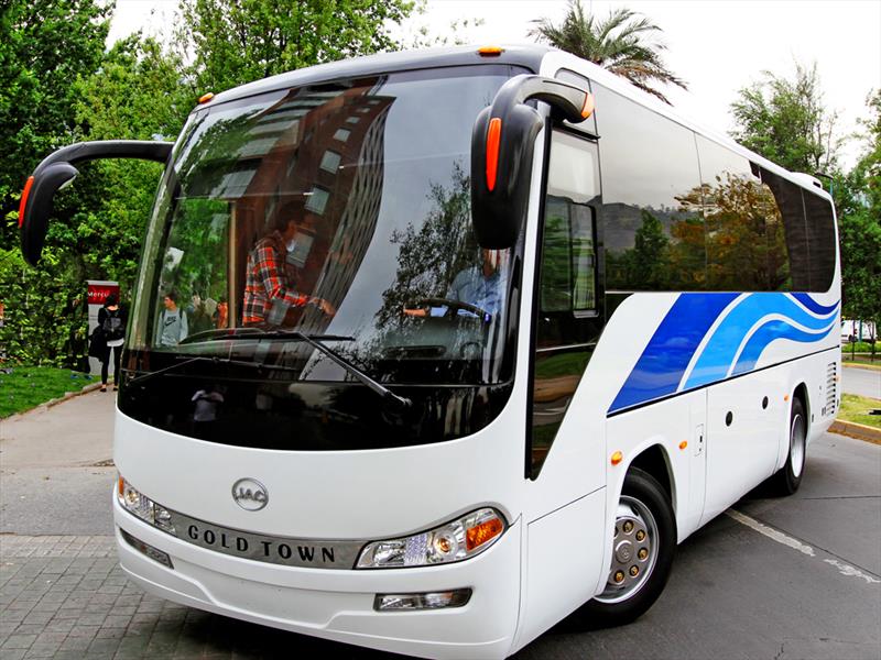 JAC Motors introduce en Chile nueva línea de buses Gold Town