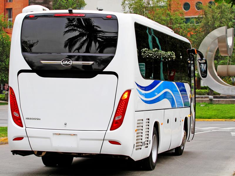 JAC Motors introduce en Chile nueva línea de buses Gold Town
