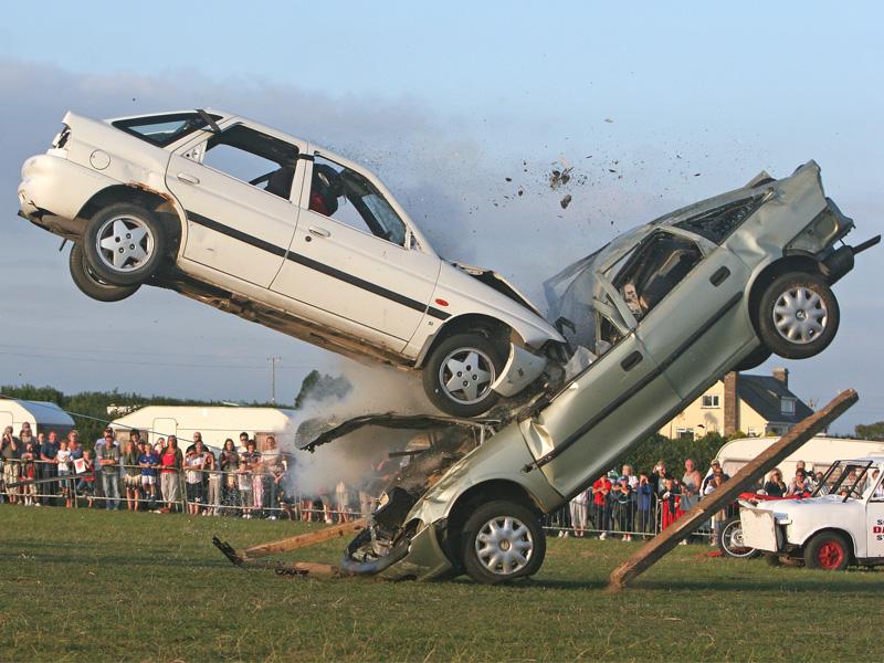 Es mejor salir del auto volando en un accidente - Autocosmos.com