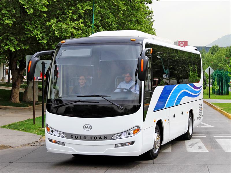 JAC Motors introduce en Chile nueva línea de buses Gold Town