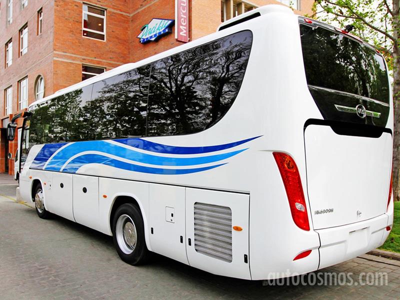 JAC Motors introduce en Chile nueva línea de buses Gold Town
