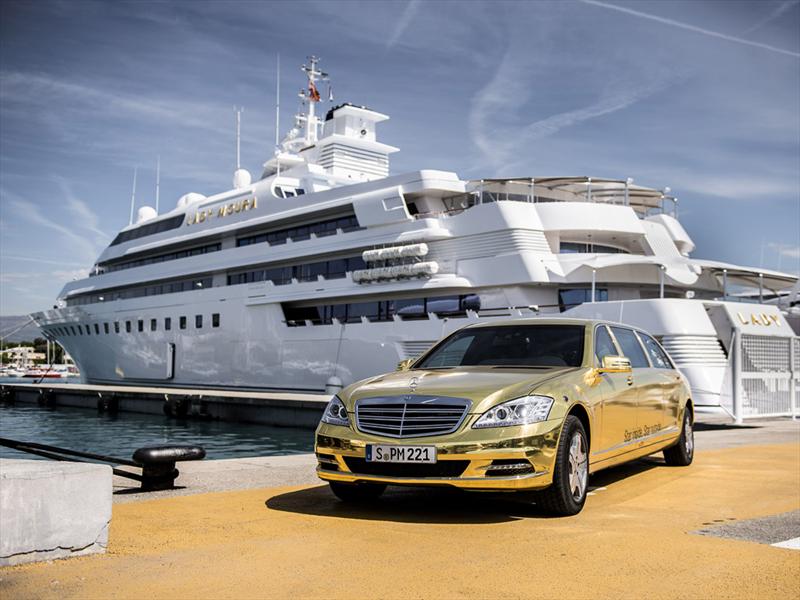 Mercedes-Benz dorados en la alfombra roja de Cannes