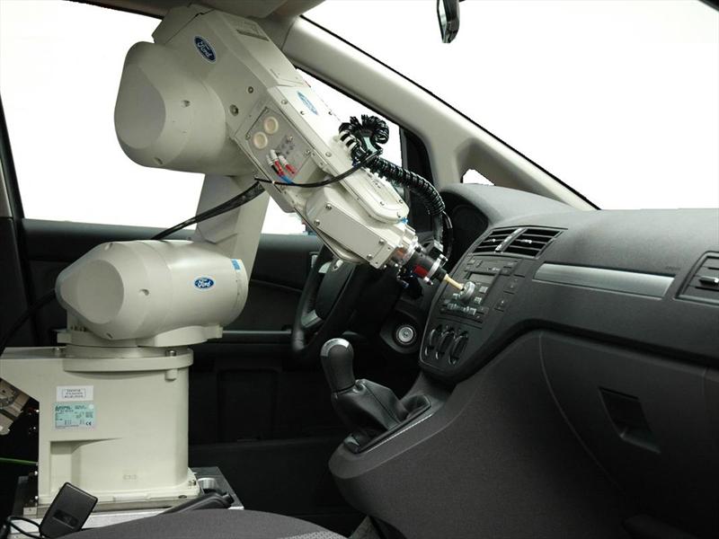 Ford utiliza un robot para sentir la calidad de sus vehículos