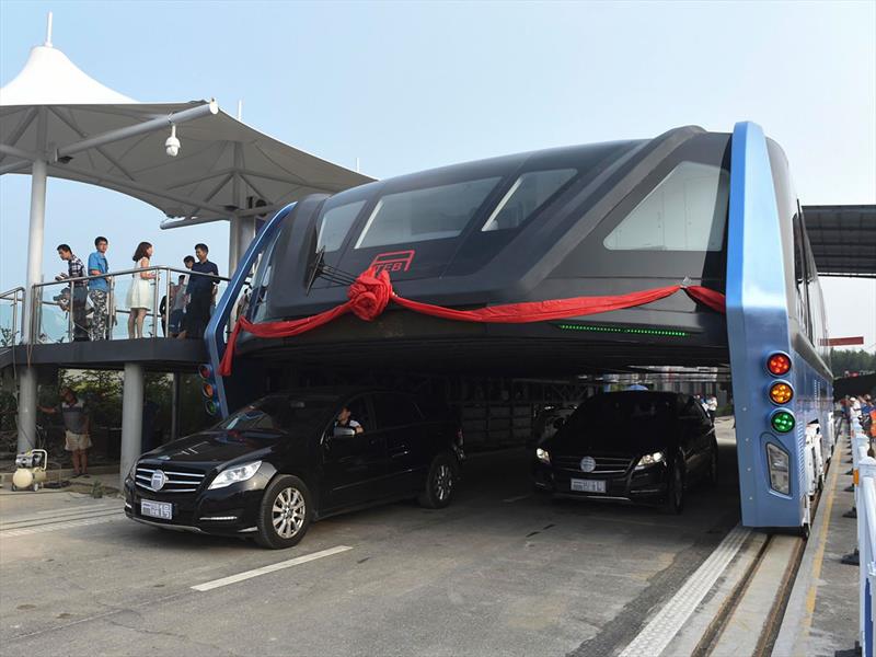 Debuta el TEB, el famoso autobús elevado chino